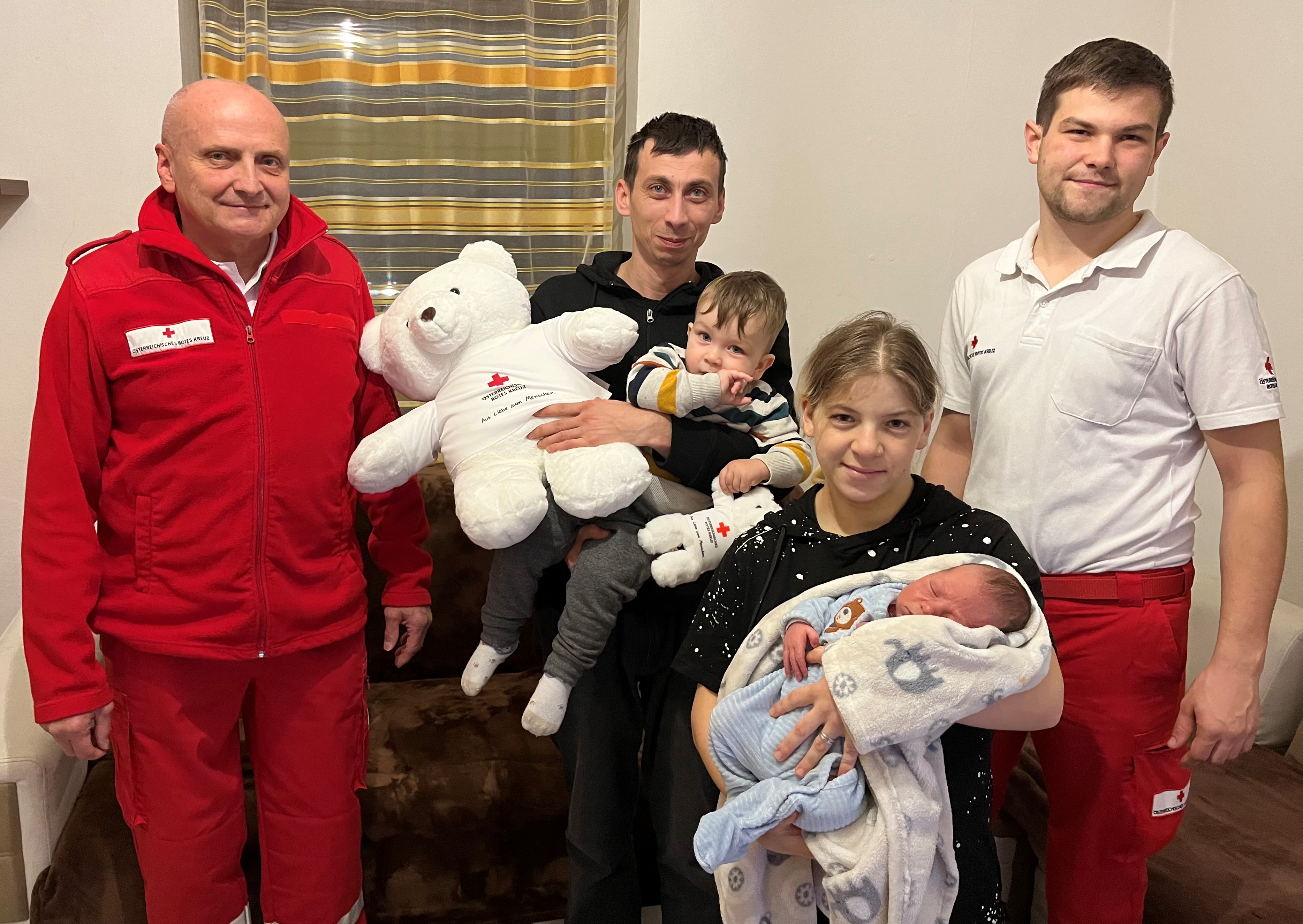 Geburt im Rettungsfahrzeug: „Baby Jovan hat uns alle überrascht ...