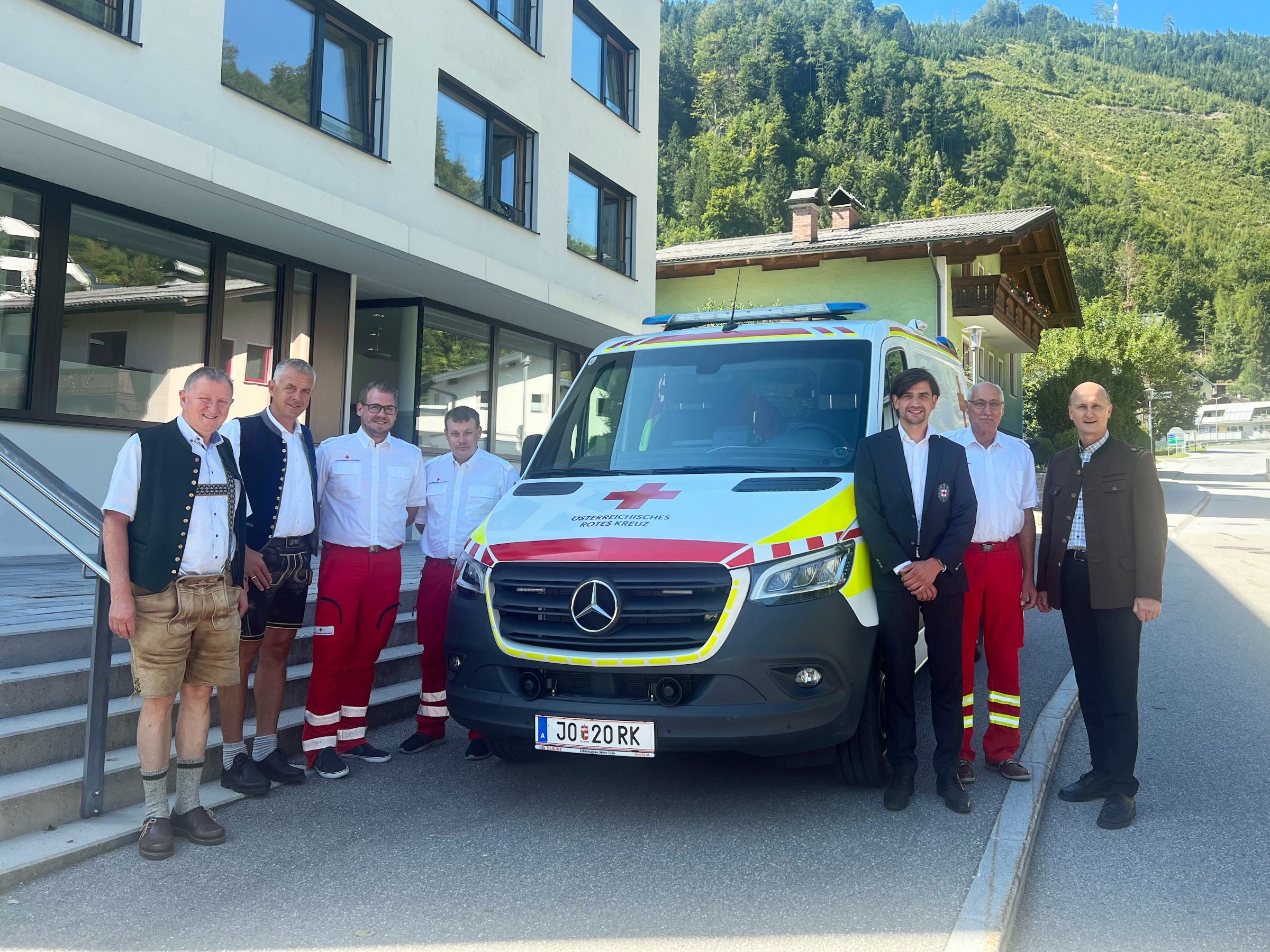 Neuer Rettungswagen übergeben: Werfen, Werfenweng und Pfarrwerfen ...